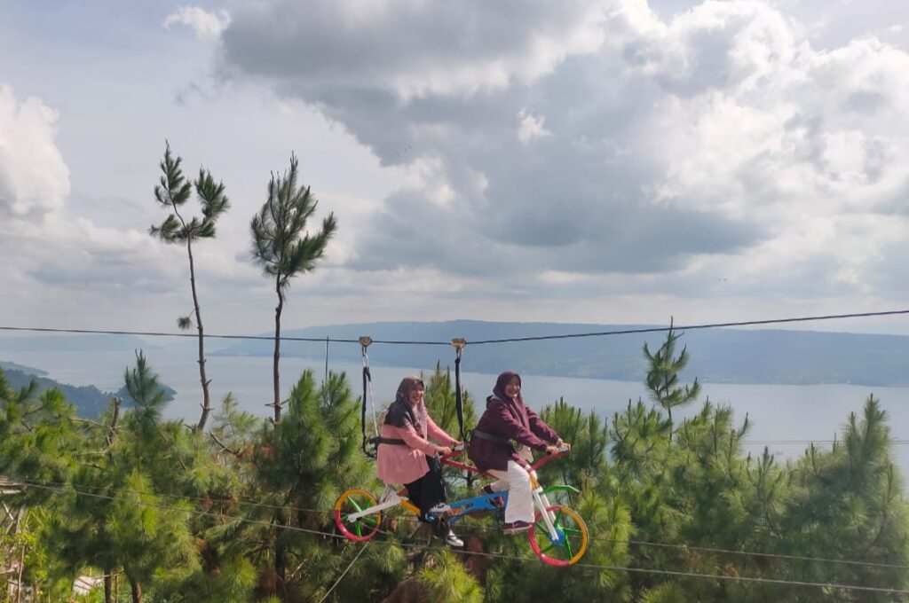 Sensasi Panorama Danau Toba dari Bukit Simarjarunjung | Waspada Aceh