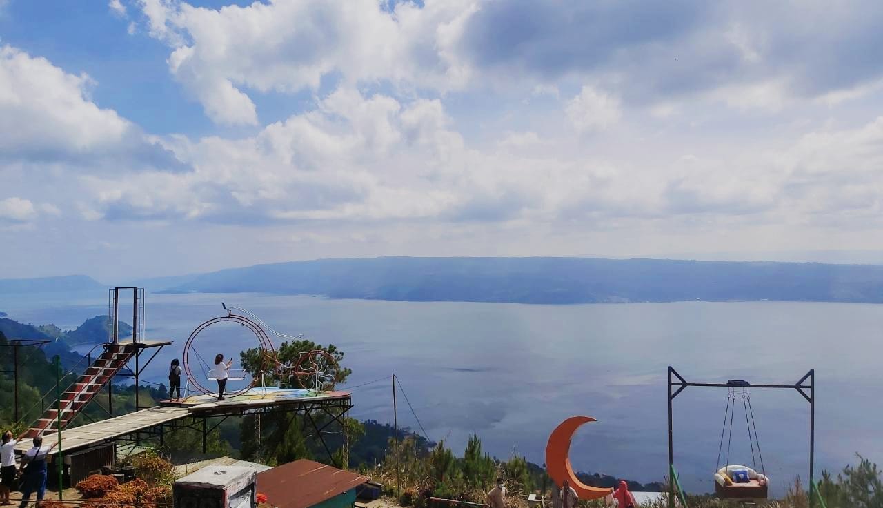 Sensasi Panorama Danau Toba dari Bukit Simarjarunjung | Waspada Aceh