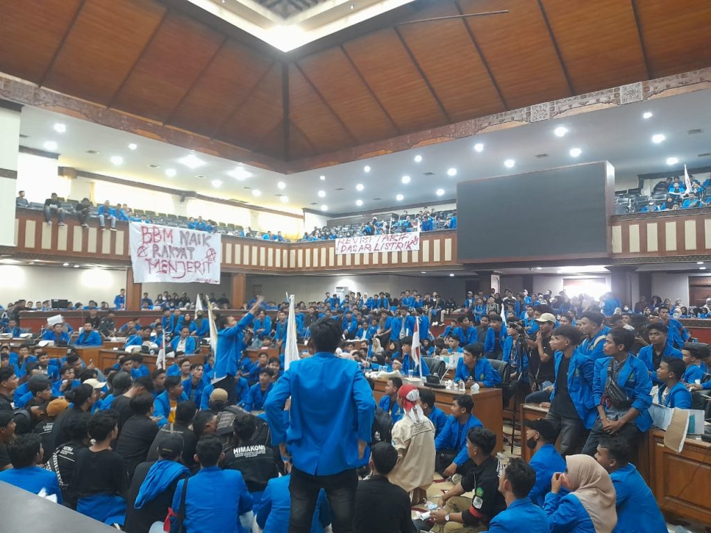 Masih Tentang Kenaikan BBM, Demo Sempat Ricuh dan Massa Kuasai Gedung ... Masih Tentang Kenaikan BBM, Demo Sempat Ricuh dan Massa Kuasai Gedung ...