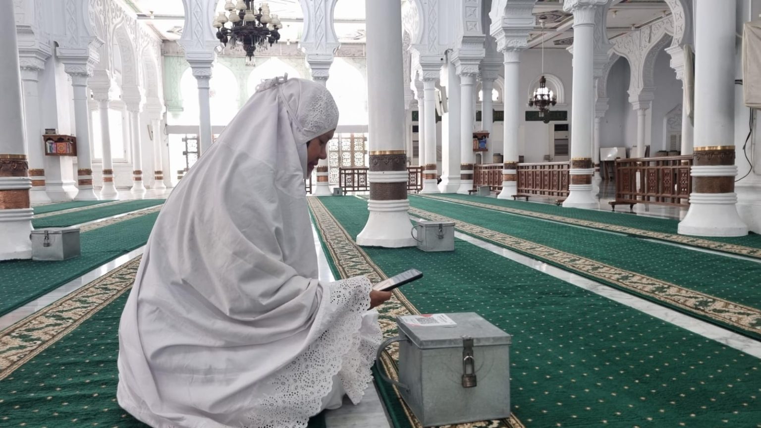 Mudahkan Sedekah dan Infak, Masjid Raya Baiturrahman Terapkan QRIS ...